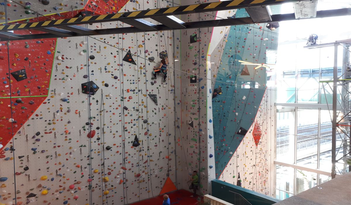 Session sportive dans la salle d'escalade Climb Up de Lyon Confluence ...