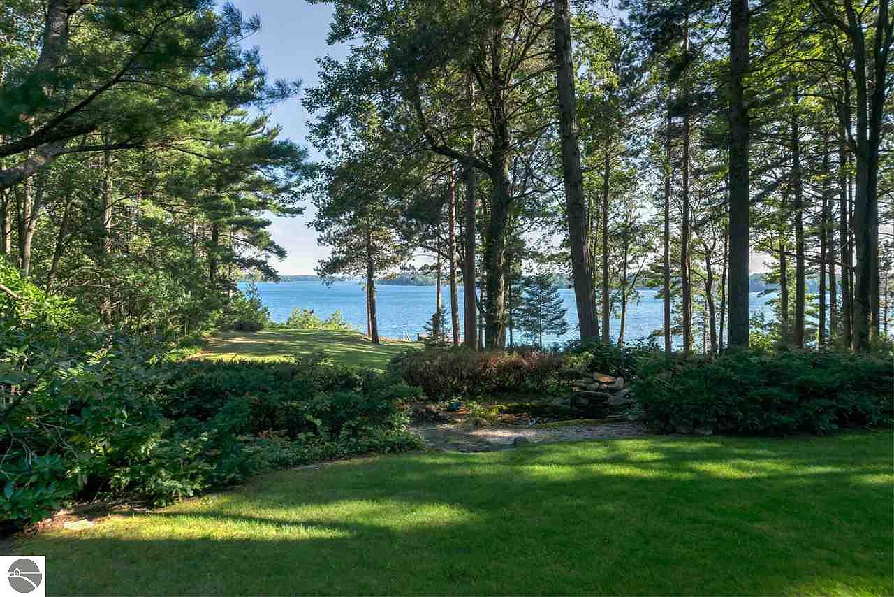 Sweet House Dreams: 1900 Lakefront Cape Cod in Traverse City, Michigan
