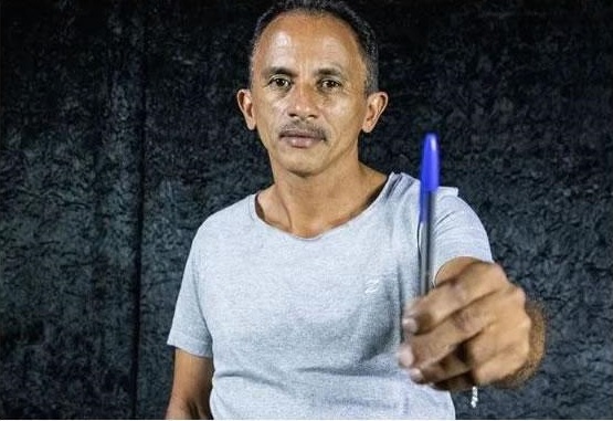 Meme: Música "Caneta azul, Azul Caneta" do cantor Manoel Gomes