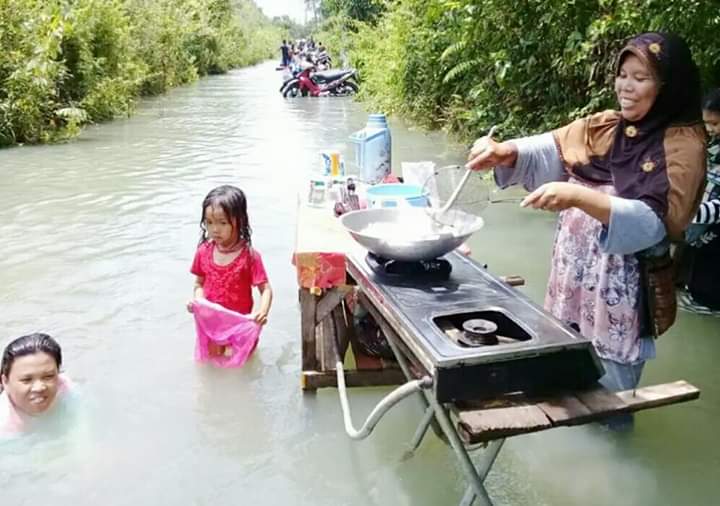 Meme Banjir Jakarta 2020 Masak Di Tengah Banjir | Otomotif Langka ...