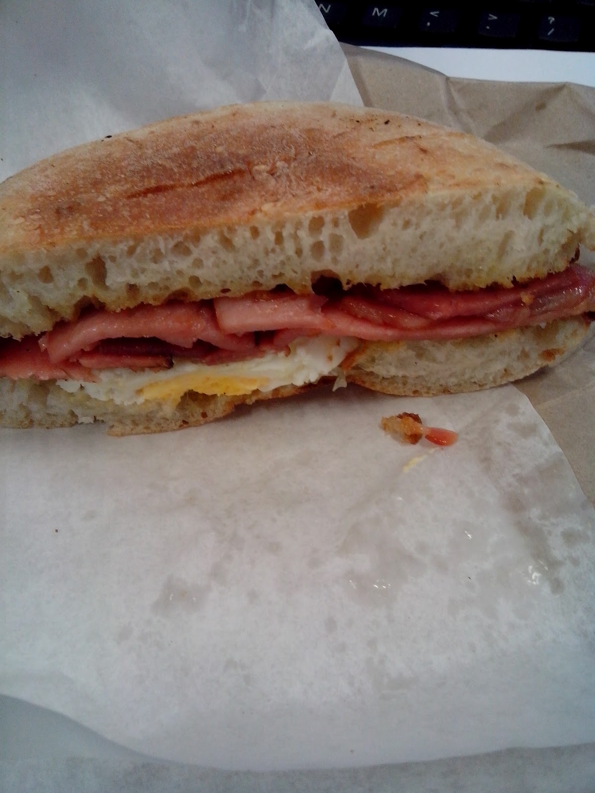 Kerancia: Aussie Breakfast - Bacon & Egg roll