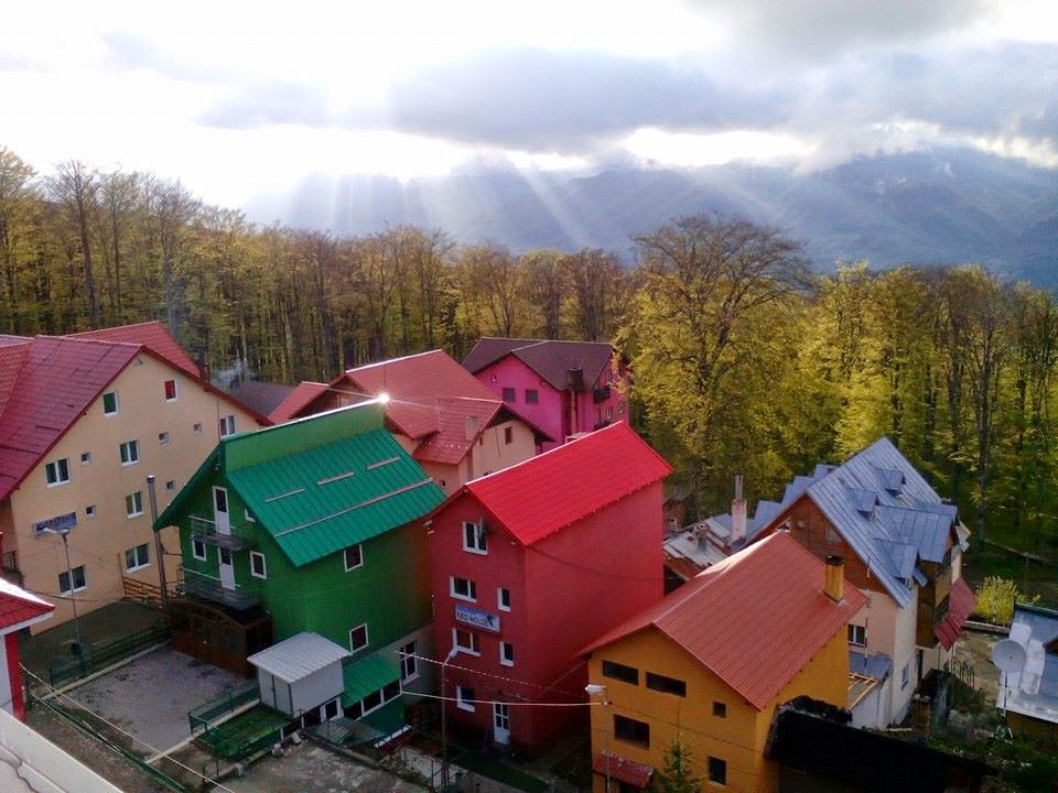 venividivola: Hotel Alpin, Straja, Hunedoara si o tabara de pictura