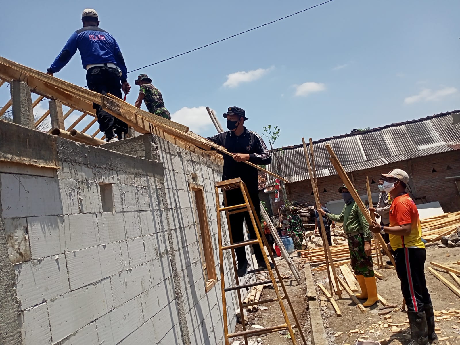 Pemasangan Rangka Atap RTLH Bapak Upik di Dk. Majasto Rt 01/08 Desa ...