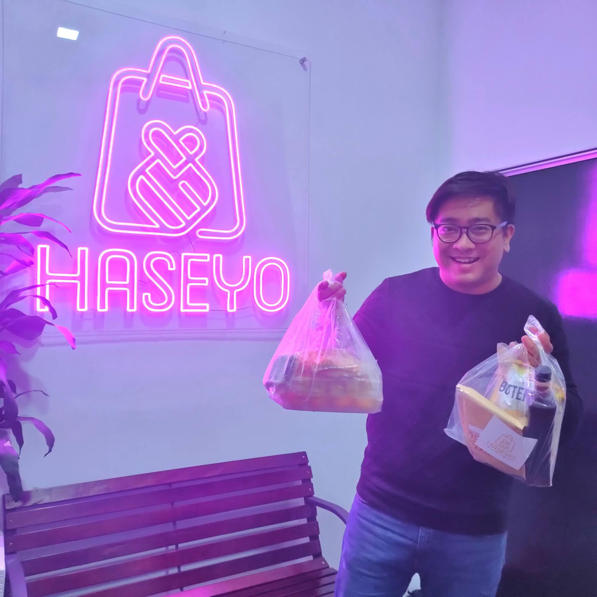 HASEYO WORLD Invited Diva AA As Guest Live Host During 12.12 ...