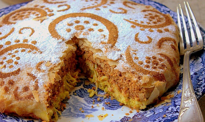 TRADITIONAL MOROCCAN PASTILLA : WITH CHICKEN AND ALMONDS