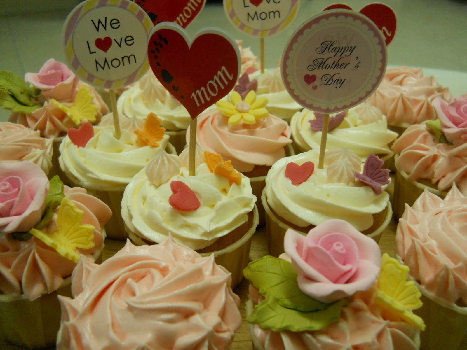 THE BEST CAKES IN TOWN: HAPPY MOTHER'S DAY CUPCAKES