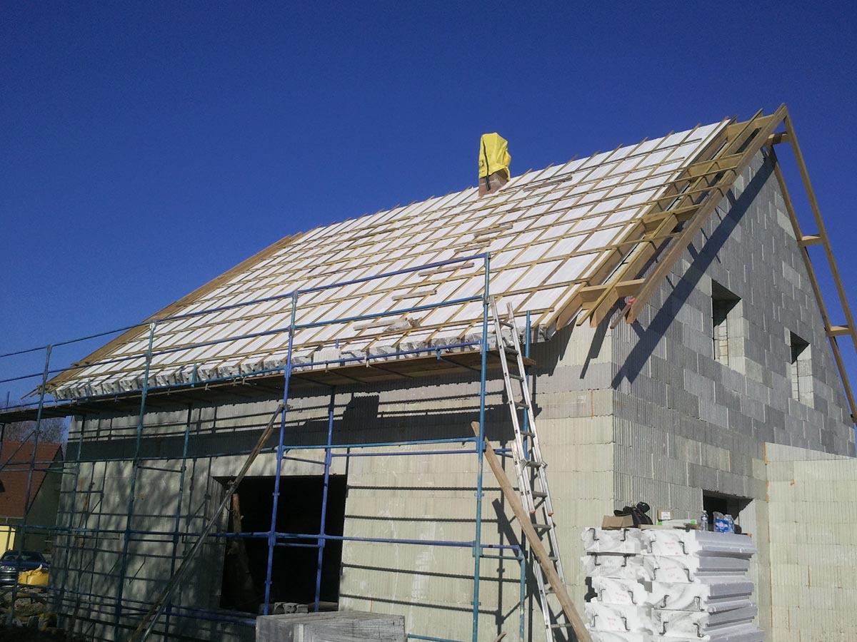 CONSTRUCTION EUROMAC2 2012: 47 LATTAGE DE LA TOITURE