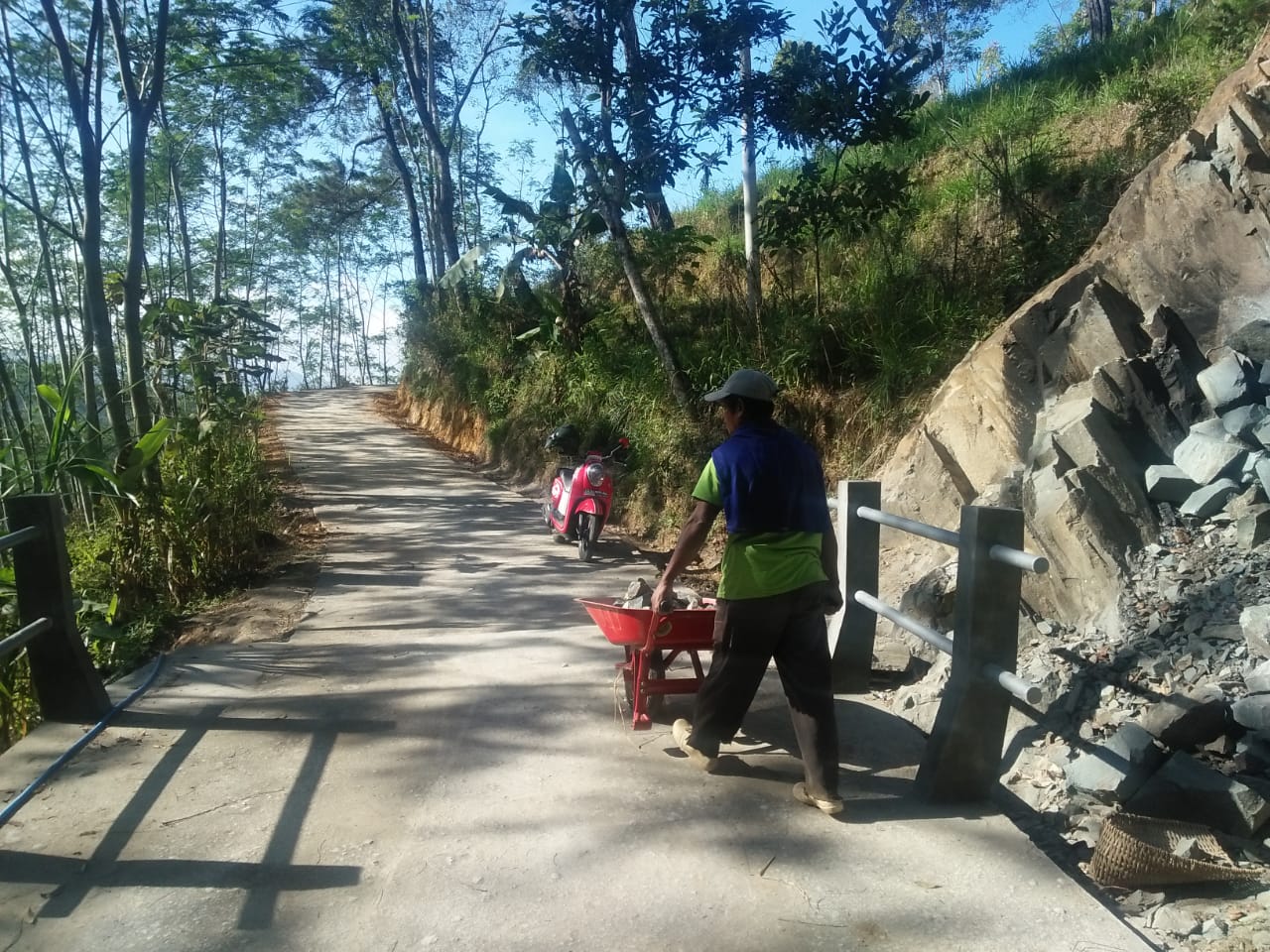 Slamet Dorong Batu Lewat Jalan TMMD