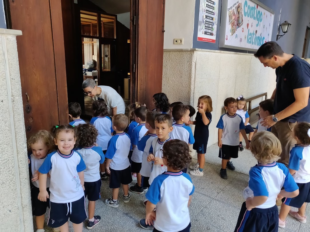 ¡Mira qué bien!: 3 años explora el colegio