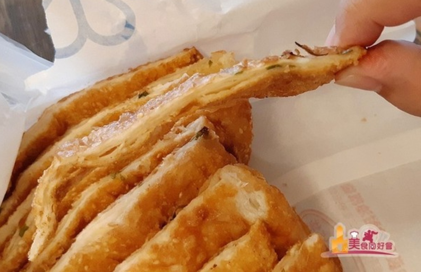 Savour a good afternoon snack like Fried Scallion Cake in Taiwan ...