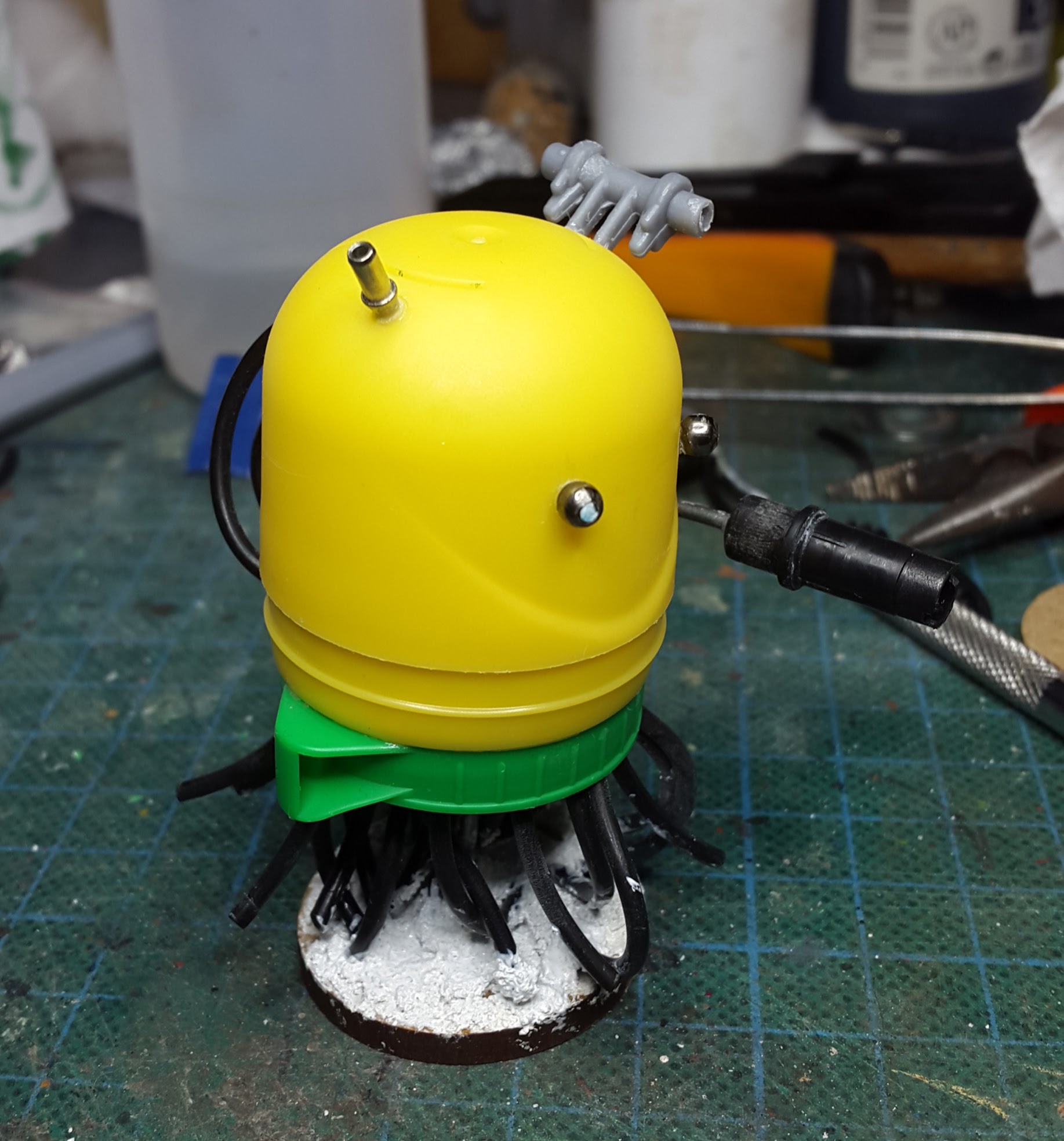 Siarom: Scratchbuilt trash robot