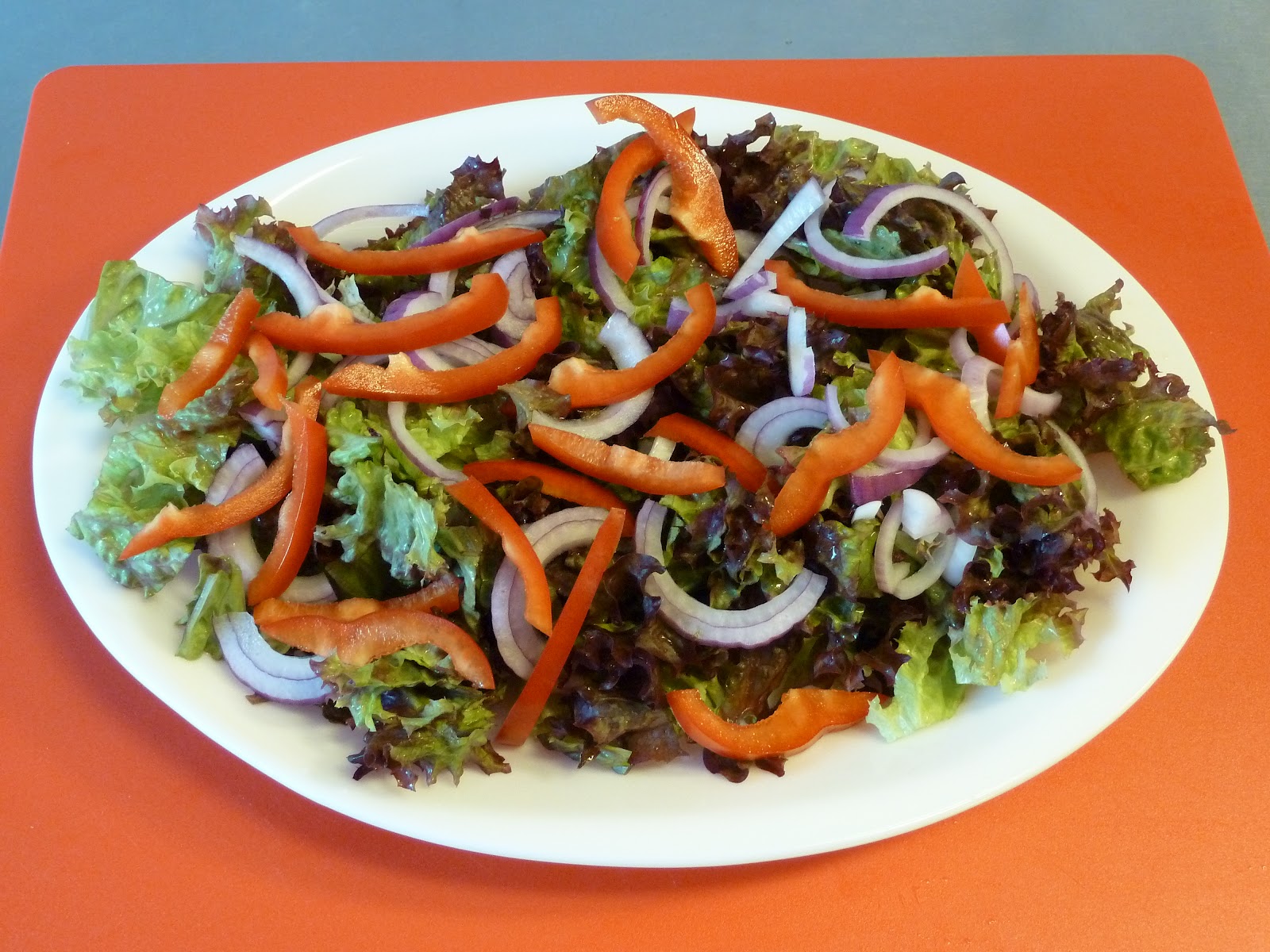 Bunatati din bucataria mea: Salata creata rosie cu ardei si branza