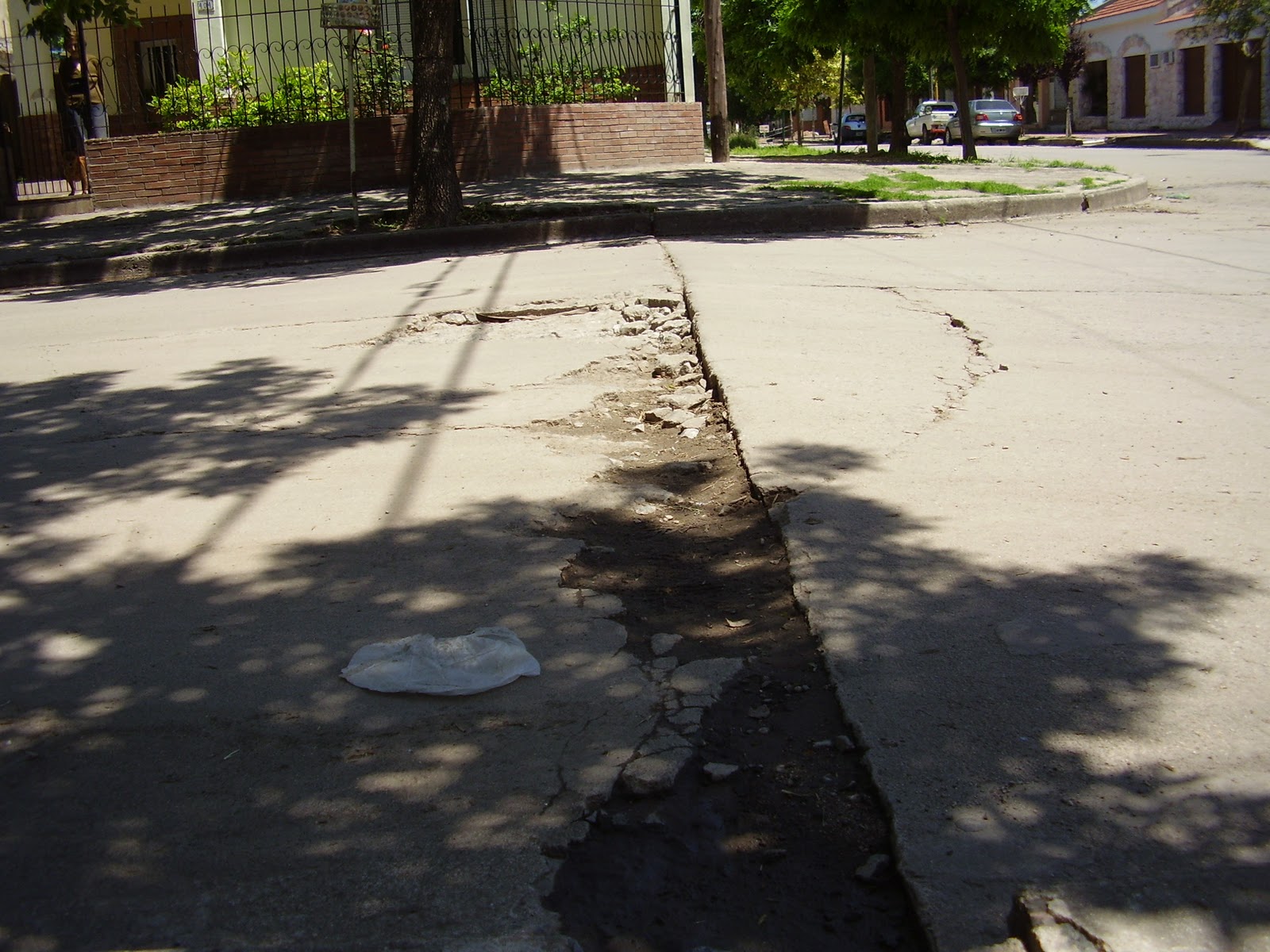 CENTRO VECINAL "BARRIO SARMIENTO": IMPORTANTE Y PELIGROSA ROTURA