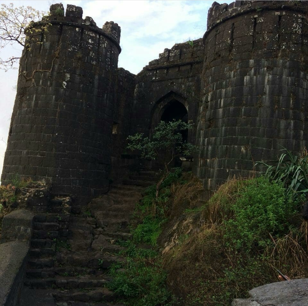 Maharashtra Darshan : SINHAGAD (Kondana) : Witness to stunning sacrifice.⁣