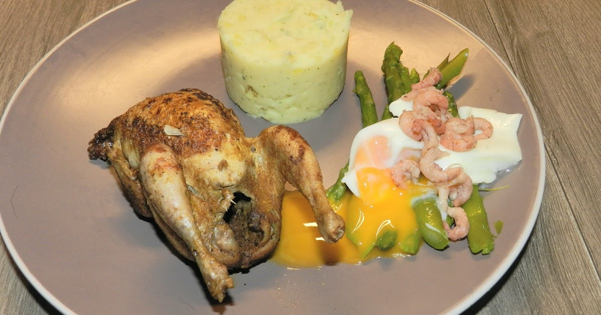 Caille rôtie accompagnée d'asperges vertes aux oeufs mollets et crevettes