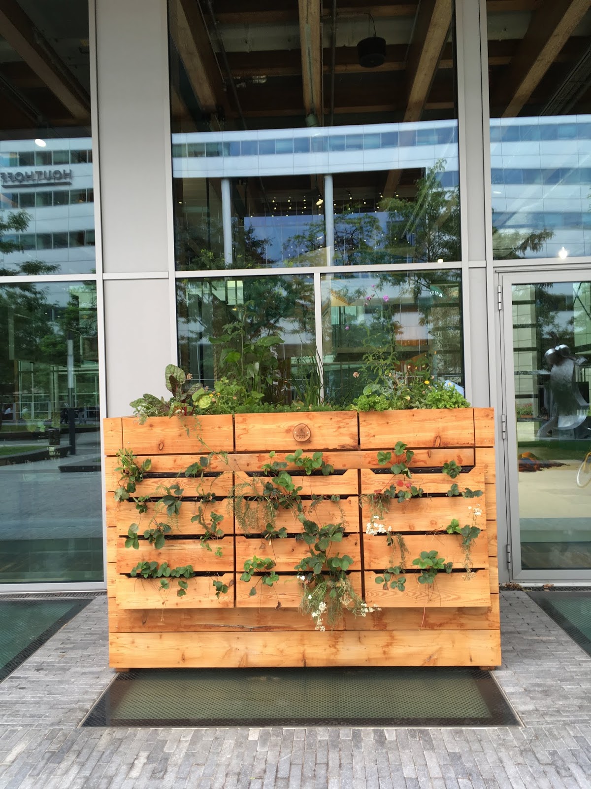 Le Compostier: City Composting in a Worm Hotel.