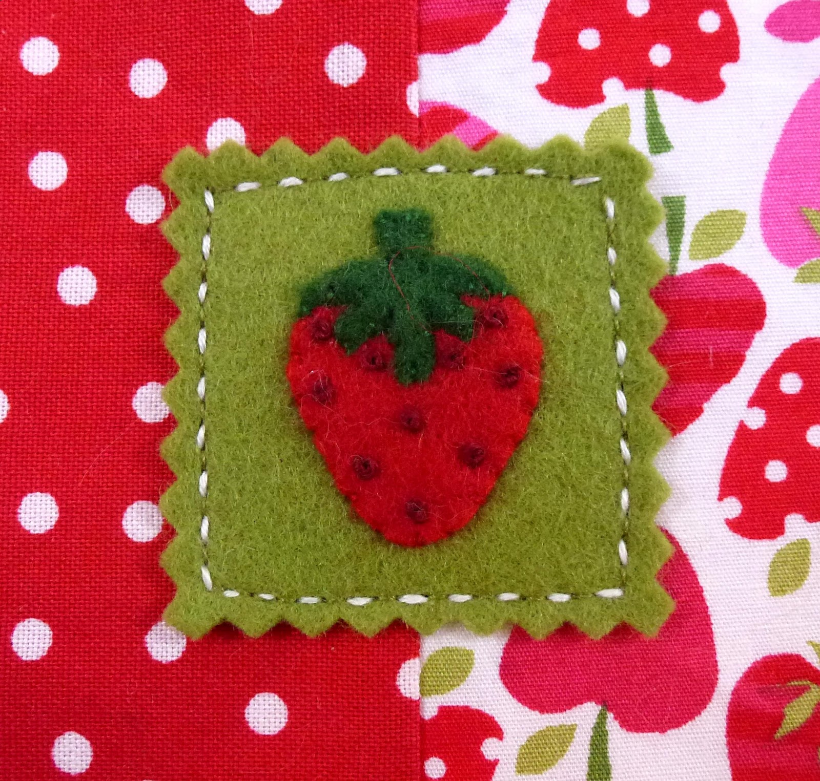 Leslie's Art and Sew: Strawberry Pouch