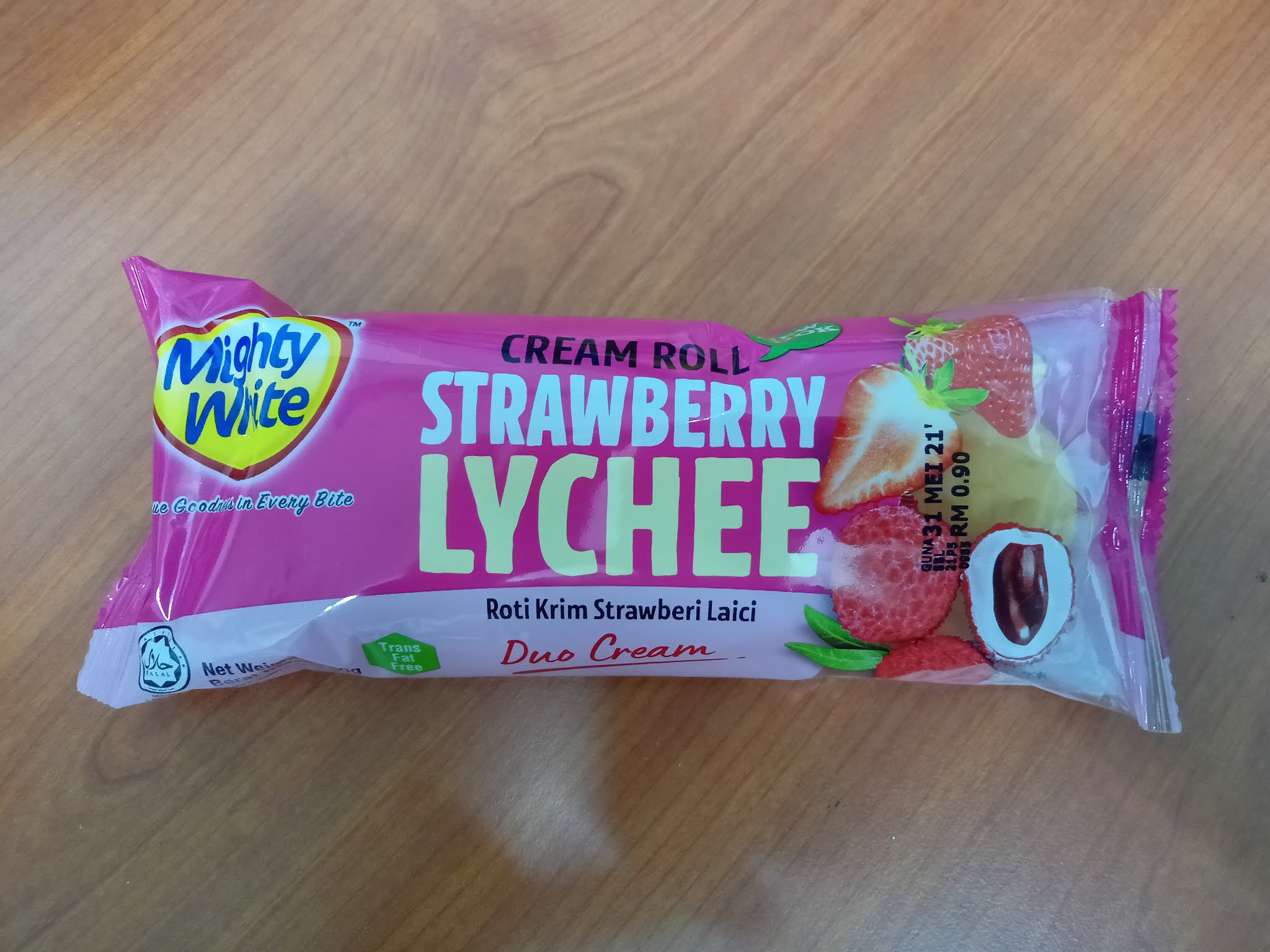 Wordless Wednesday: Roti Strawberry Lychee Keluaran Mighty White