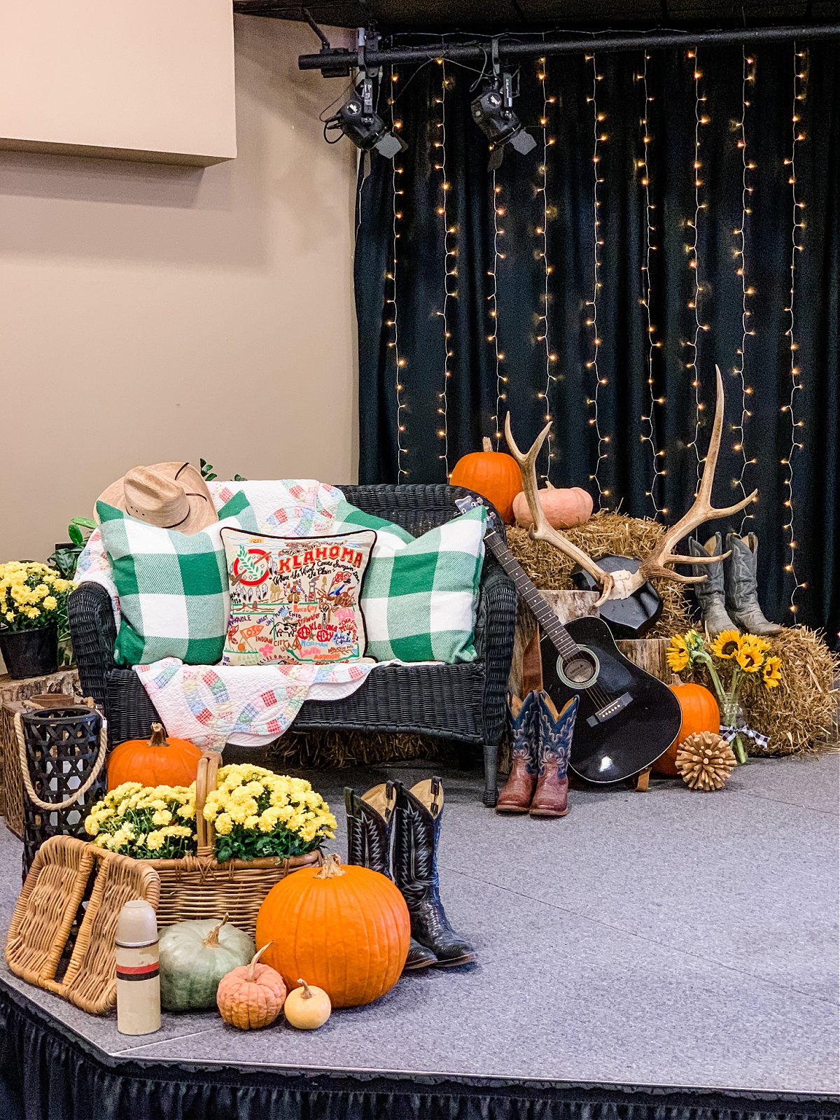 OKLAHOMA/WESTERN THEME BANQUET STAGE AND TABLE DECORATIONS | Dimples ...
