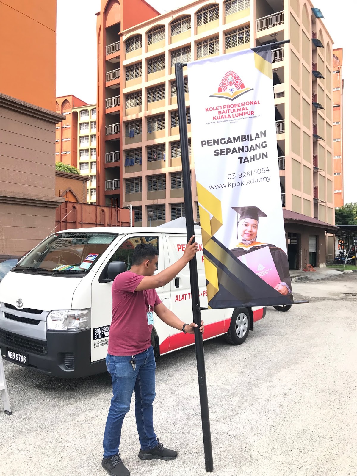 MEMBUAT & MEMASANG BANNER