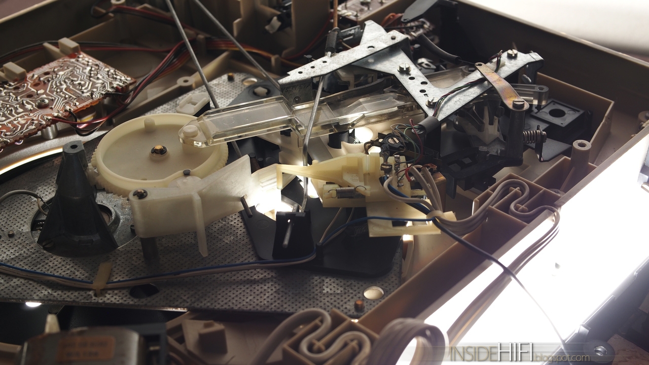 Inside Hi-Fi: Philips F 7215 (F7215/00)