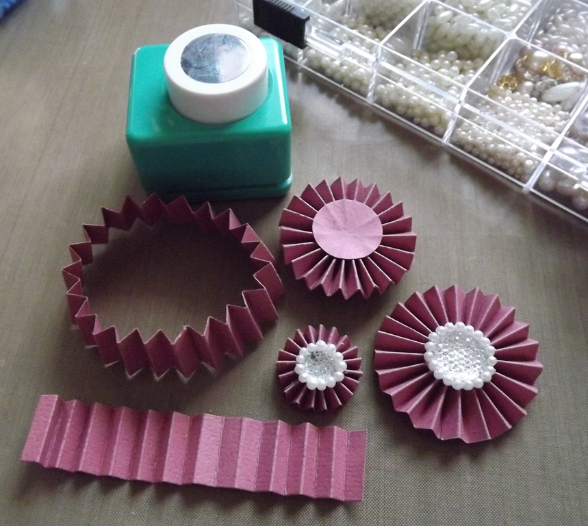 Delightfully Crazy: Pleated Flowers are a Dream with Helmar!