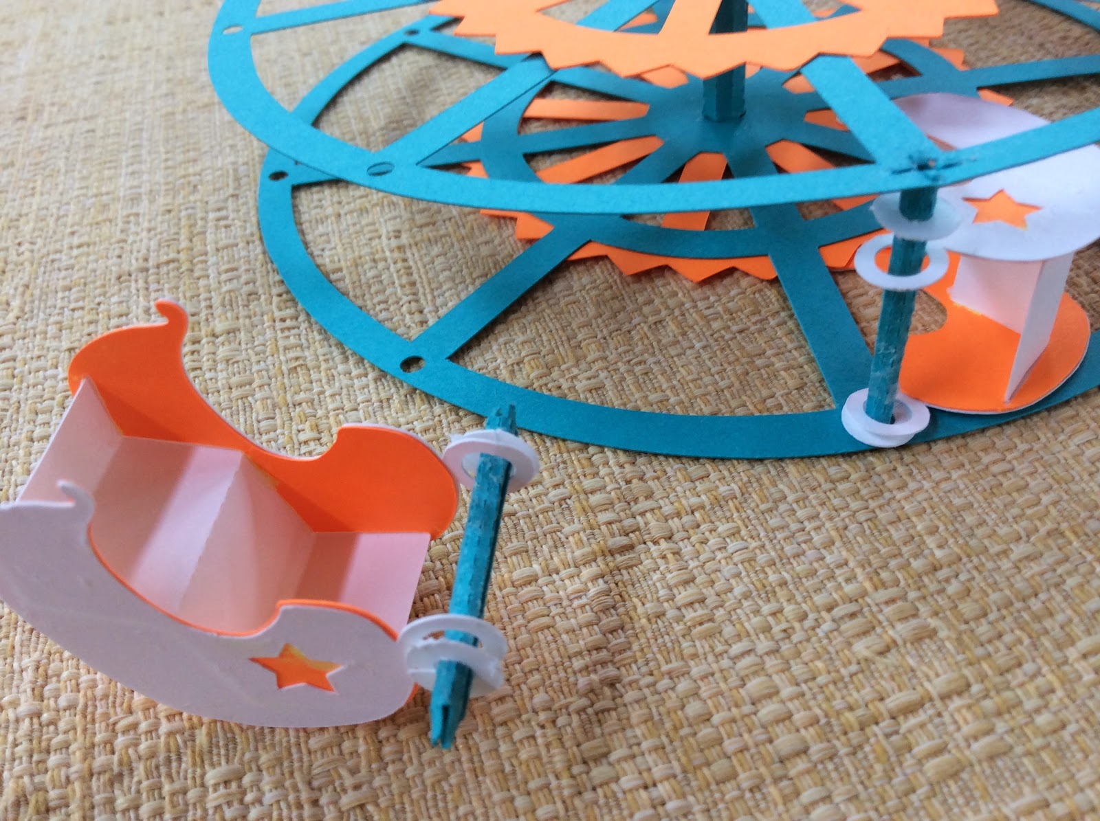 Papercrafts and other fun things: A Paper Ferris Wheel That Really Spins