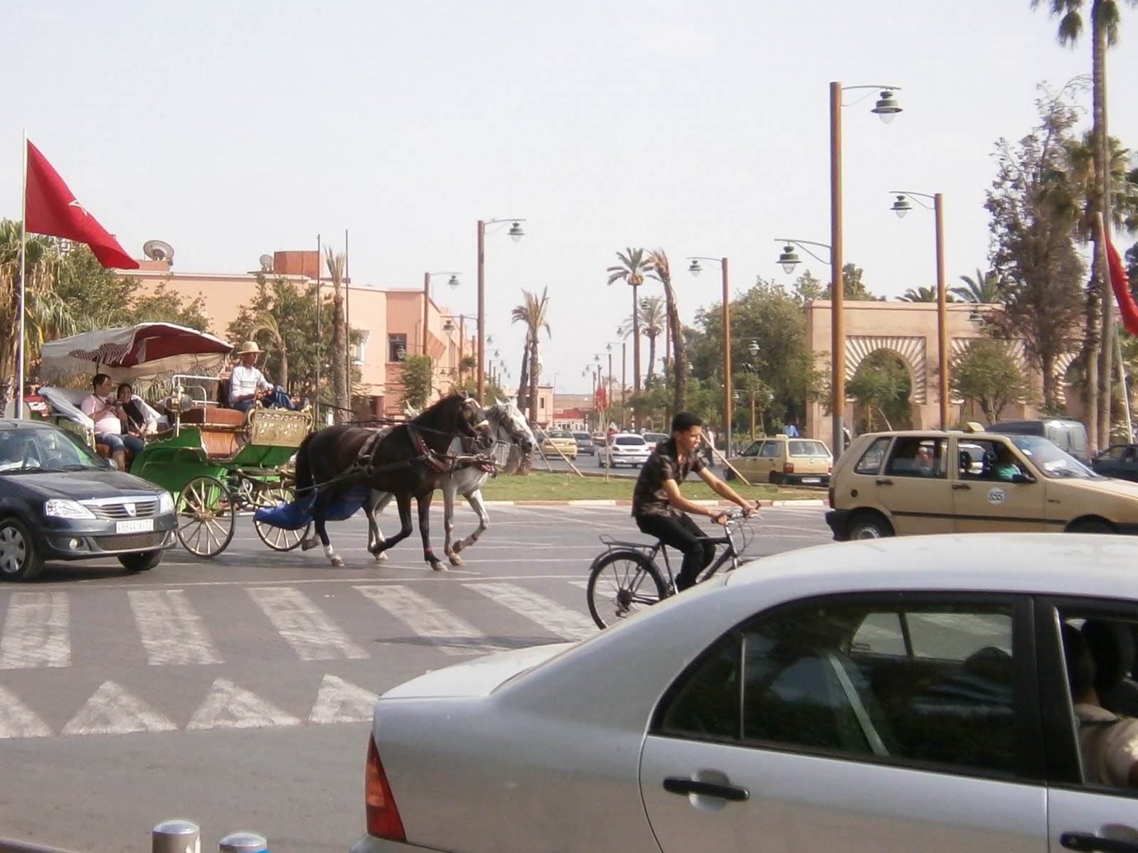 Paysages et Coins à visiter au Maroc: Circulation à Marrakech: 2 Roues ...