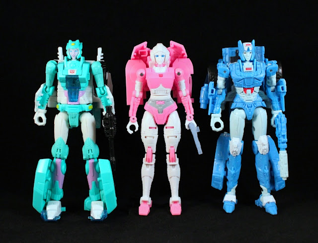 She's Fantastic: Transformers Earthrise - ARCEE!