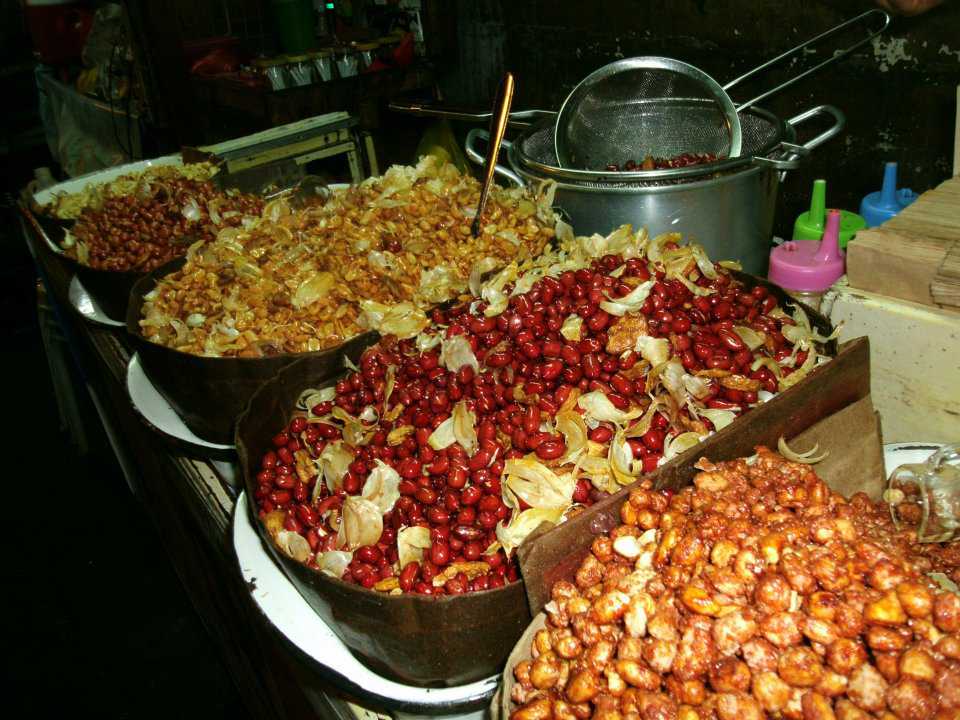 Filipino Garlic Peanuts and Caramelized Peanuts | St food, Food ...