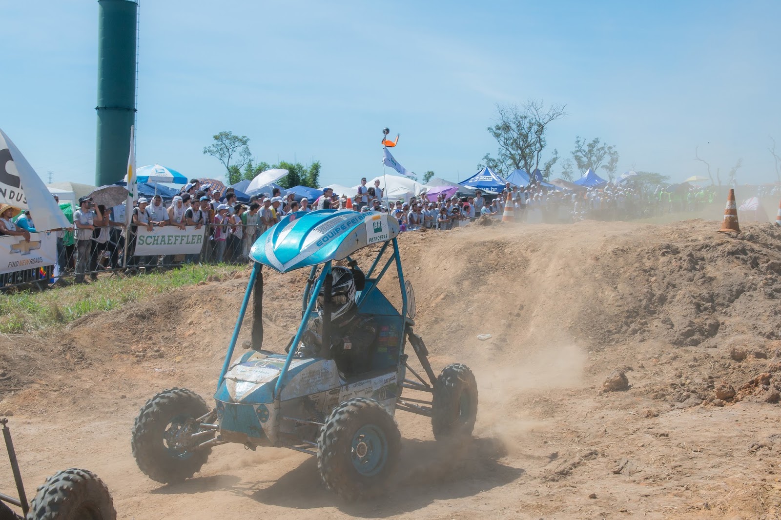 Estudantes brasileiros testam bajas para competição no Kansas (EUA)