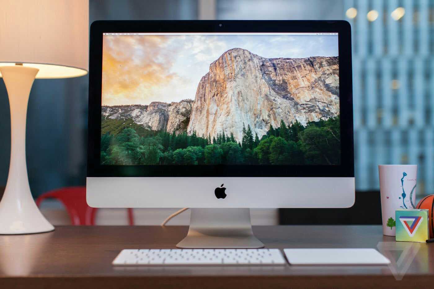 Apple iMac 21.5 inch computer