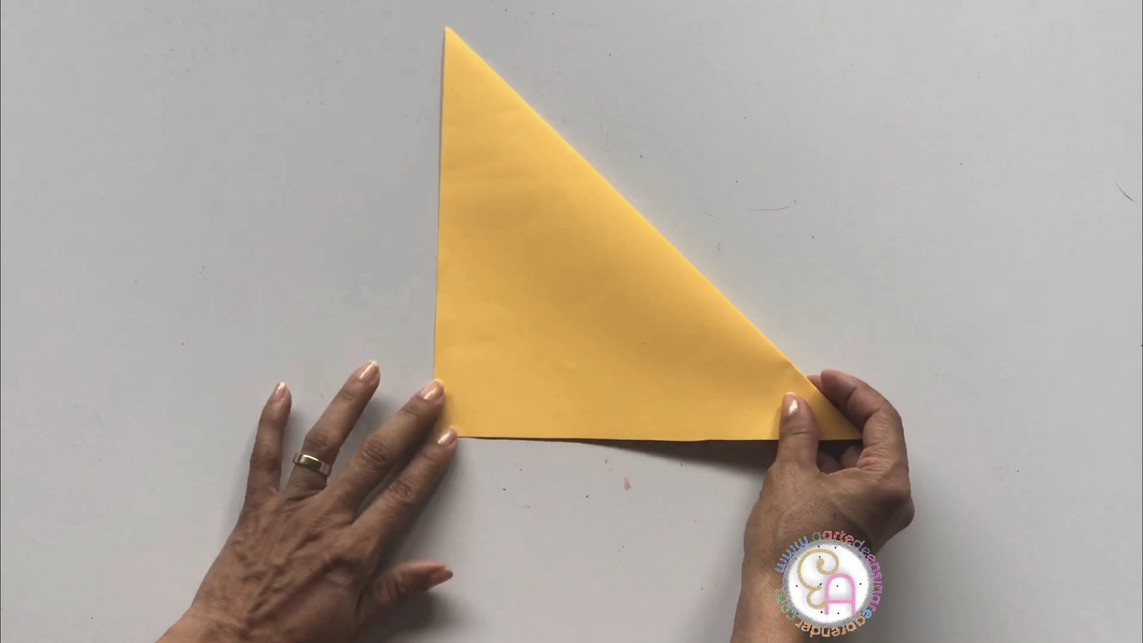 ARTE MANUAIS - DOBRADURA DE PAPEL (GALINHA) - A Arte de Ensinar e Aprender