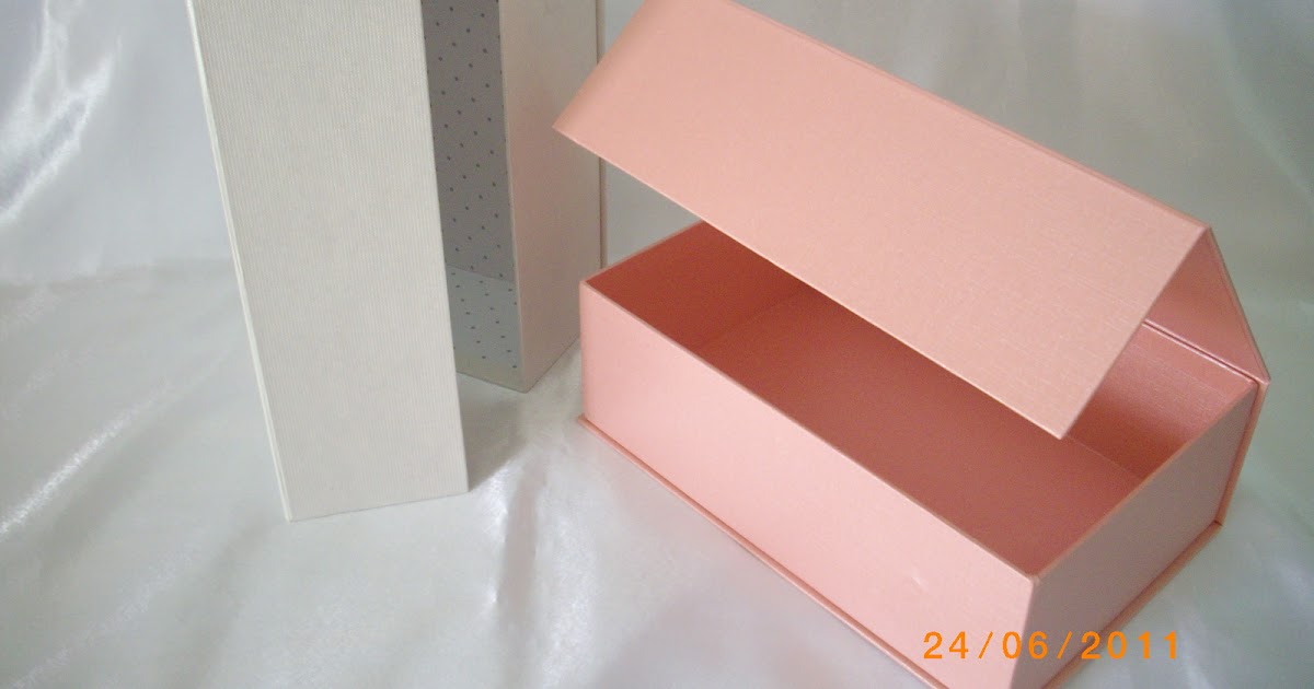 Singapore Gift Boxes: Rectangle box with a magnetic flip cover.