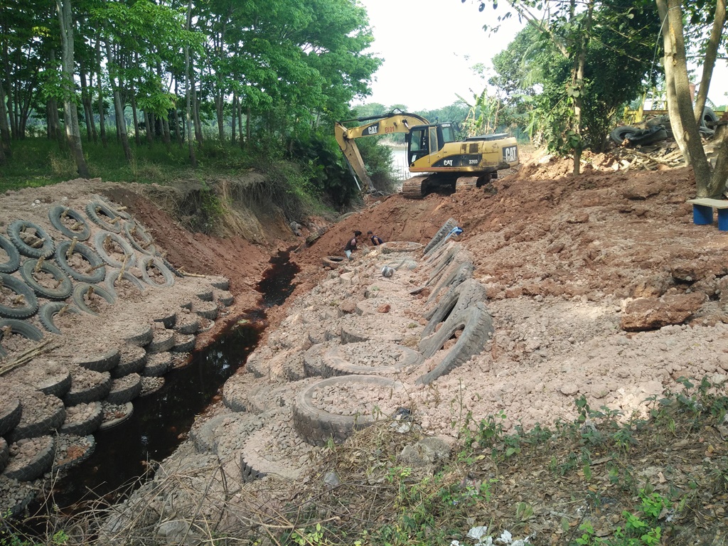 Civil Engineer: Dinding Penahan Longsoran dengan Ban Bekas ( Side Slope ...