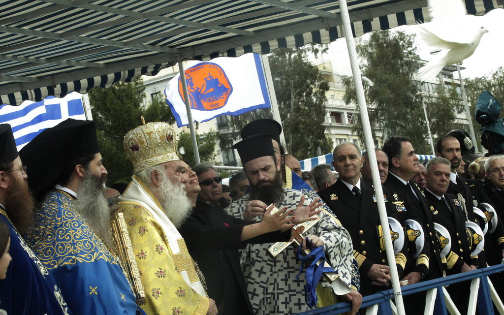 ΟΛΥΜΠΙΑΚΗ ΦΛΟΓΑ: Ο αγιασμός των υδάτων στο λιμάνι του Πειραιά