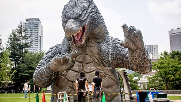 Escultura impresionante do Godzilla no centro de Tóquio, no Japão ...