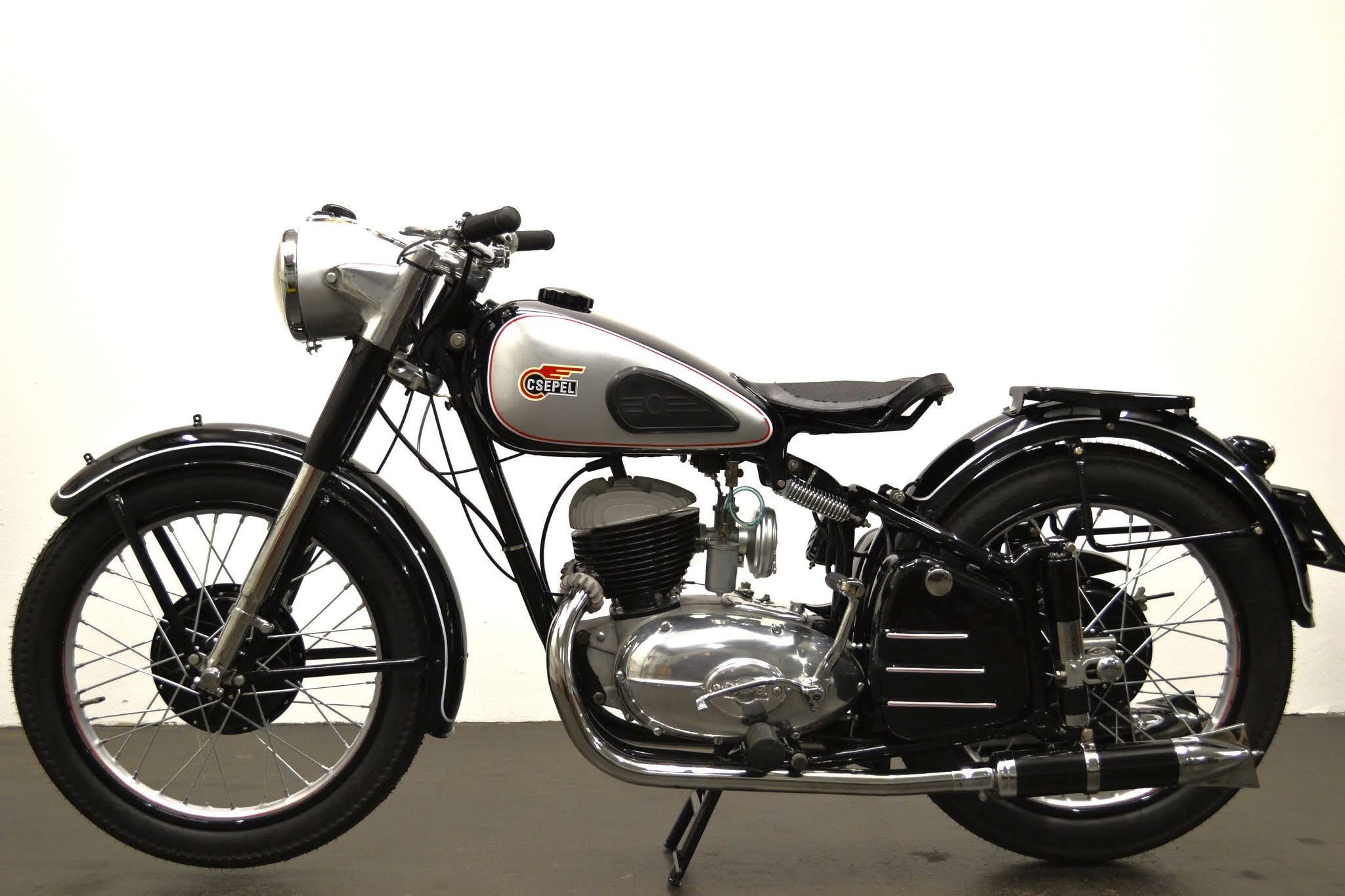 TÖRTÉNELMI KALEIDOSZKÓP...: CSEPEL-250-es1953-as motorkerékpár.avi