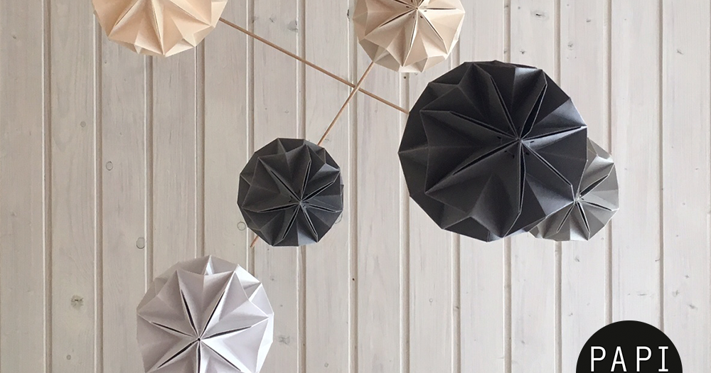 Origami-mobile i grå/hvide nuancer