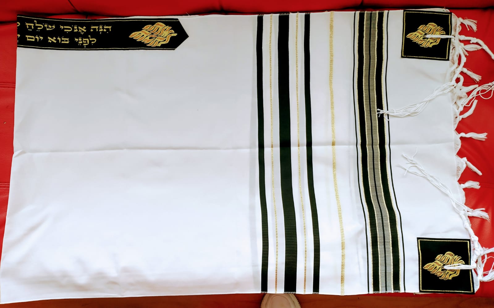 Judaica Menoráh: Talit - Tefilín - Kittel