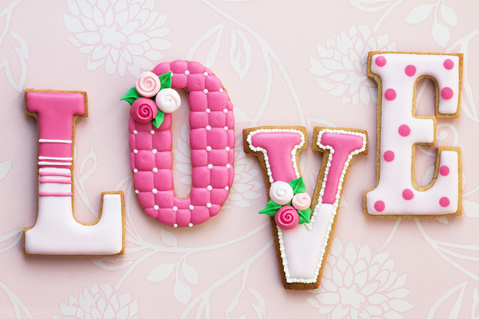 Unique Wallpaper: Palabra "LOVE" en letras de galleta con crema de colores