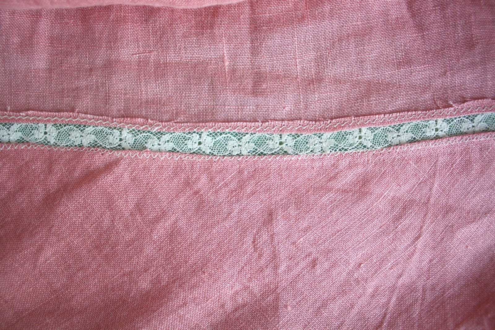 Nicole at Home: Tutorial: Insertion lace along the hem band