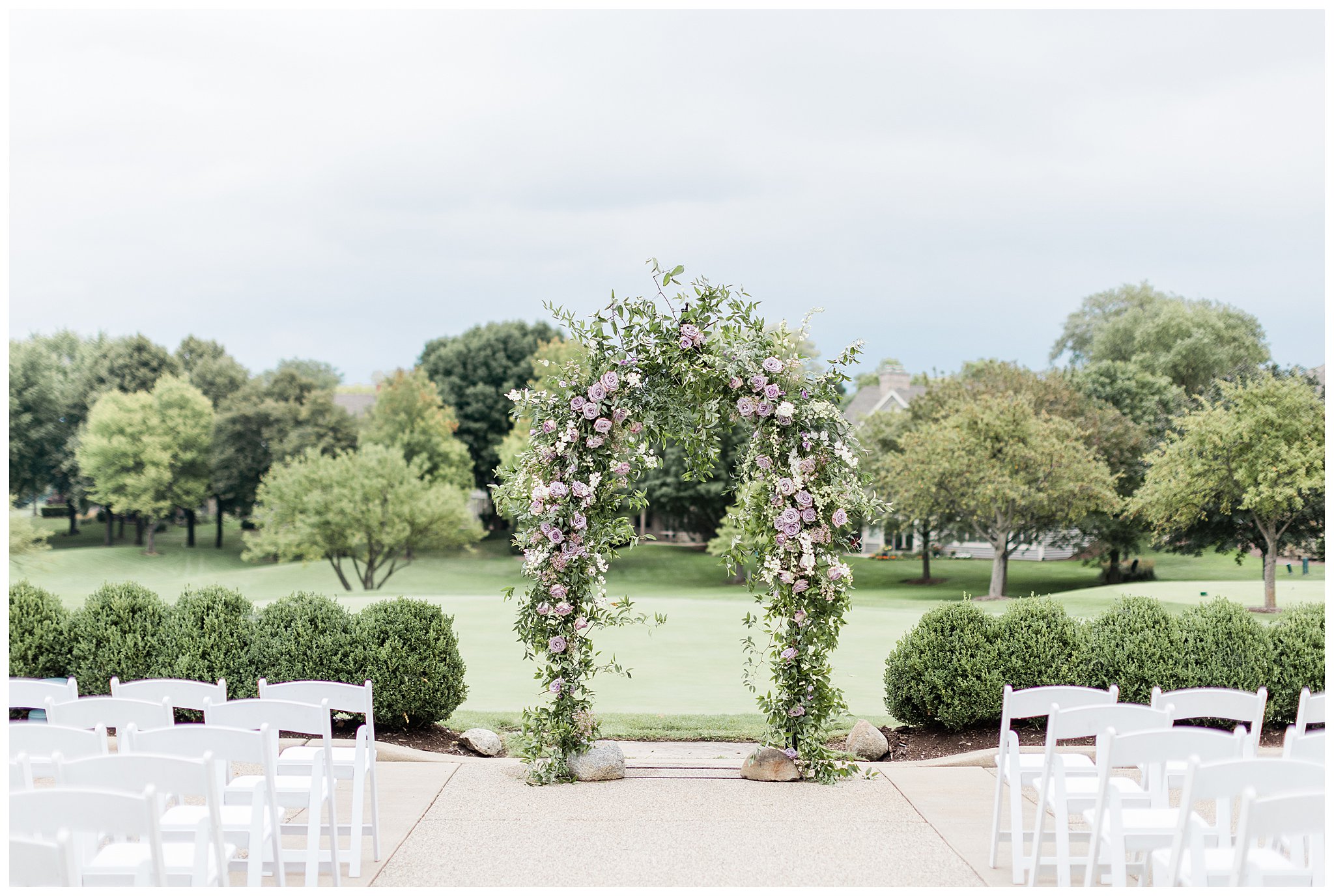 outdoor country club wedding with stunning florals — Photography by Lauryn