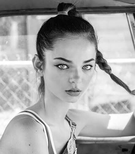 Emma Smith Biography, Body Statistics, Facts