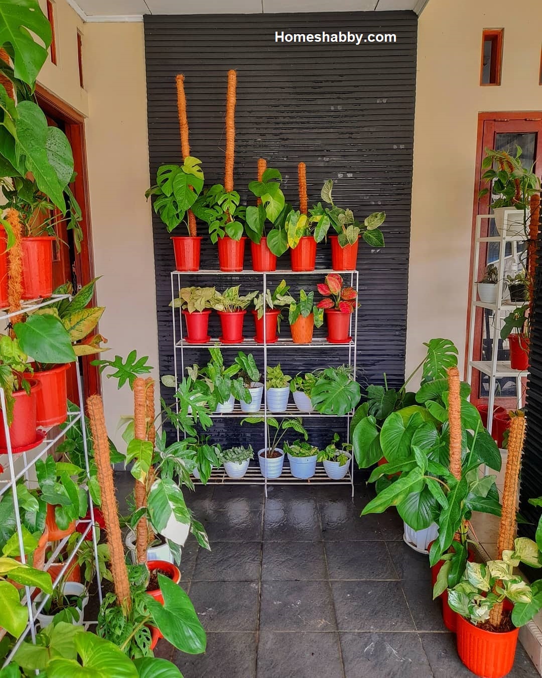 7 Tips Menata Pot Bunga di Teras Rumah Agar Terlihat Rapi ~ Homeshabby ...