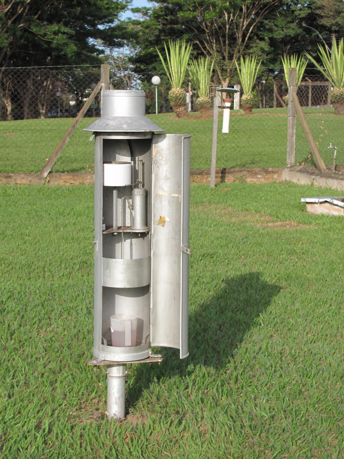 ESTAÇÃO METEOROLÓGICA DA FCT/UNESP: Pluviógrafo