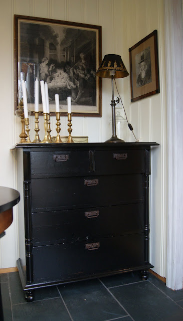 Nostalgias verden: En sort kommode...