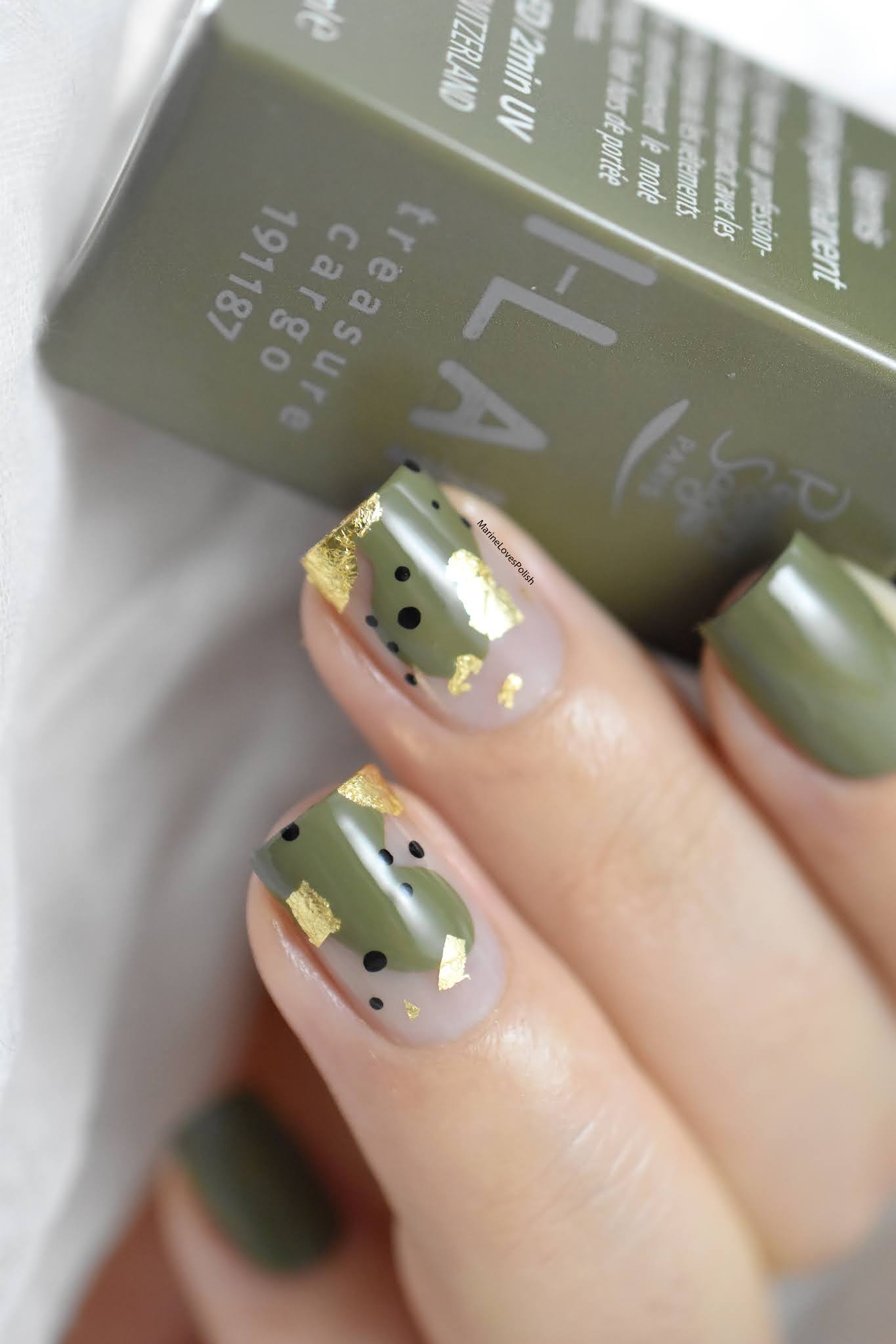 Nail art abstrait pois et feuilles d'or