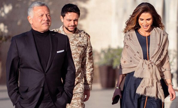 Queen Rania shared a family photo taken at the palace courtyard