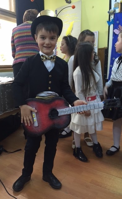 COSTUME MICHI MANOLE: Costume de bucatareasa, cocor, greieras cu chitara